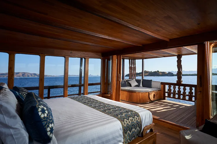 ORACLE yacht for charter (35m,)